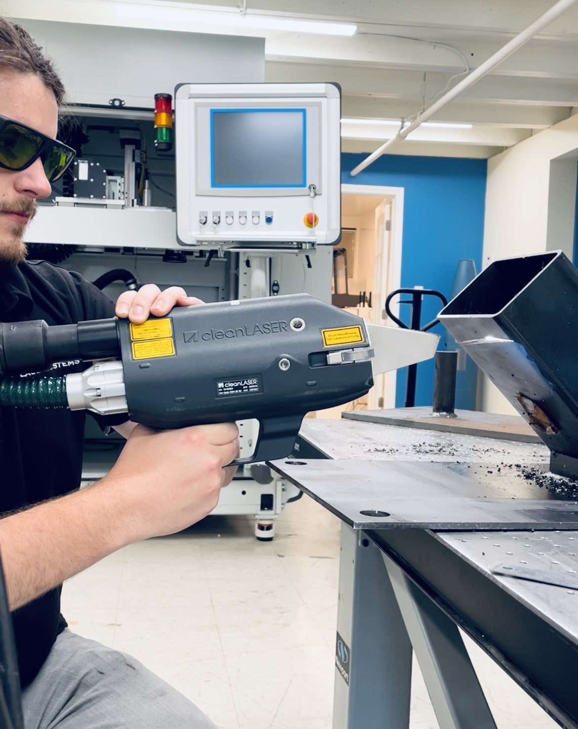 Beam Switch: Two Optics, One Resonator